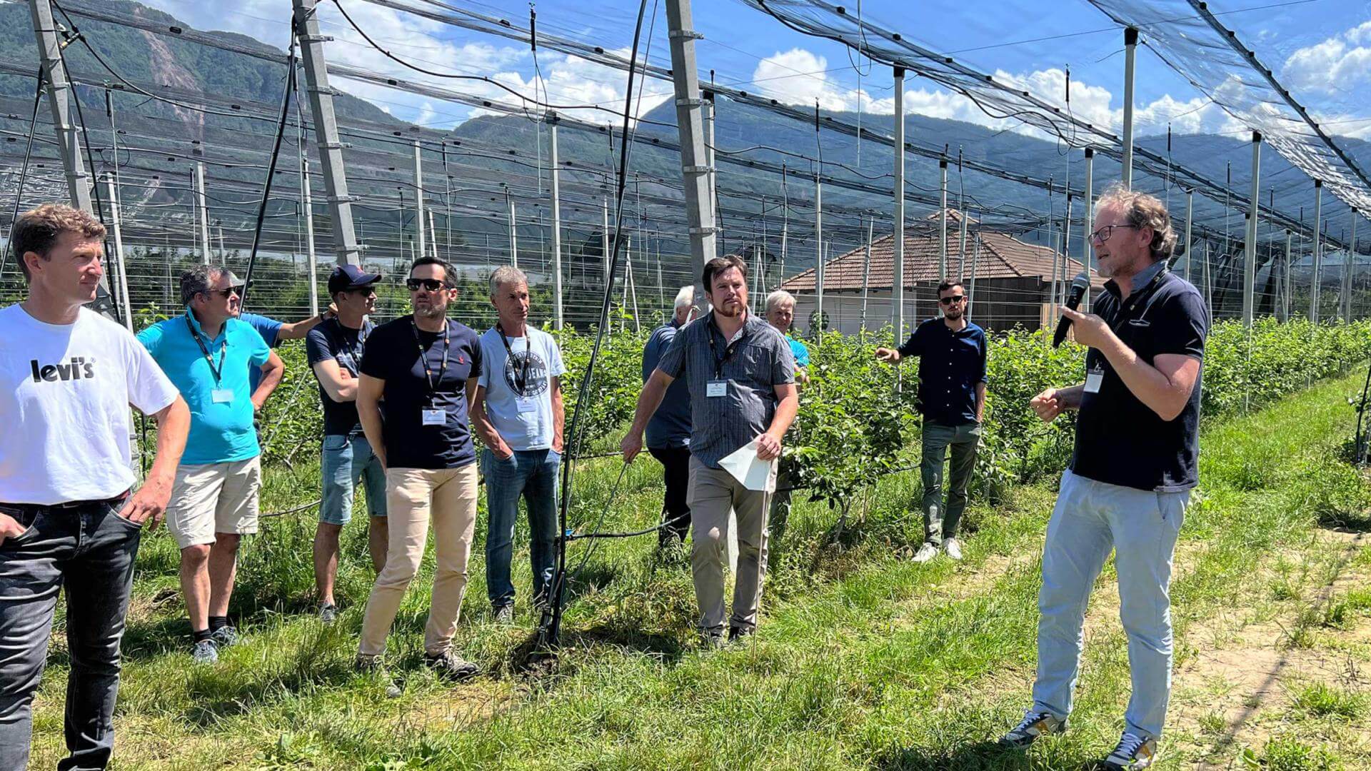 Bauern studieren Apfelwiese der Zukunft
